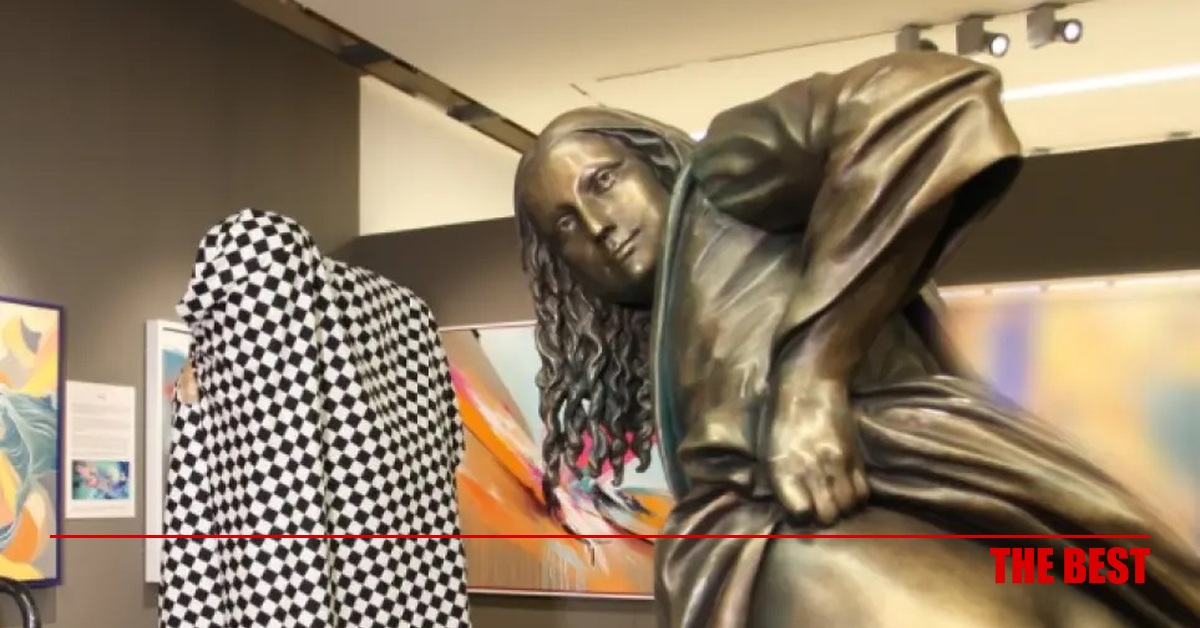 Η «Moona Lisa» δείχνει τα οπίσθιά της σε μουσείο στο Μπρίστολ